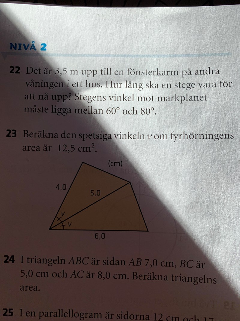 Beräkna vinkel v (Matematik/Matte 3/Trigonometri) – Pluggakuten