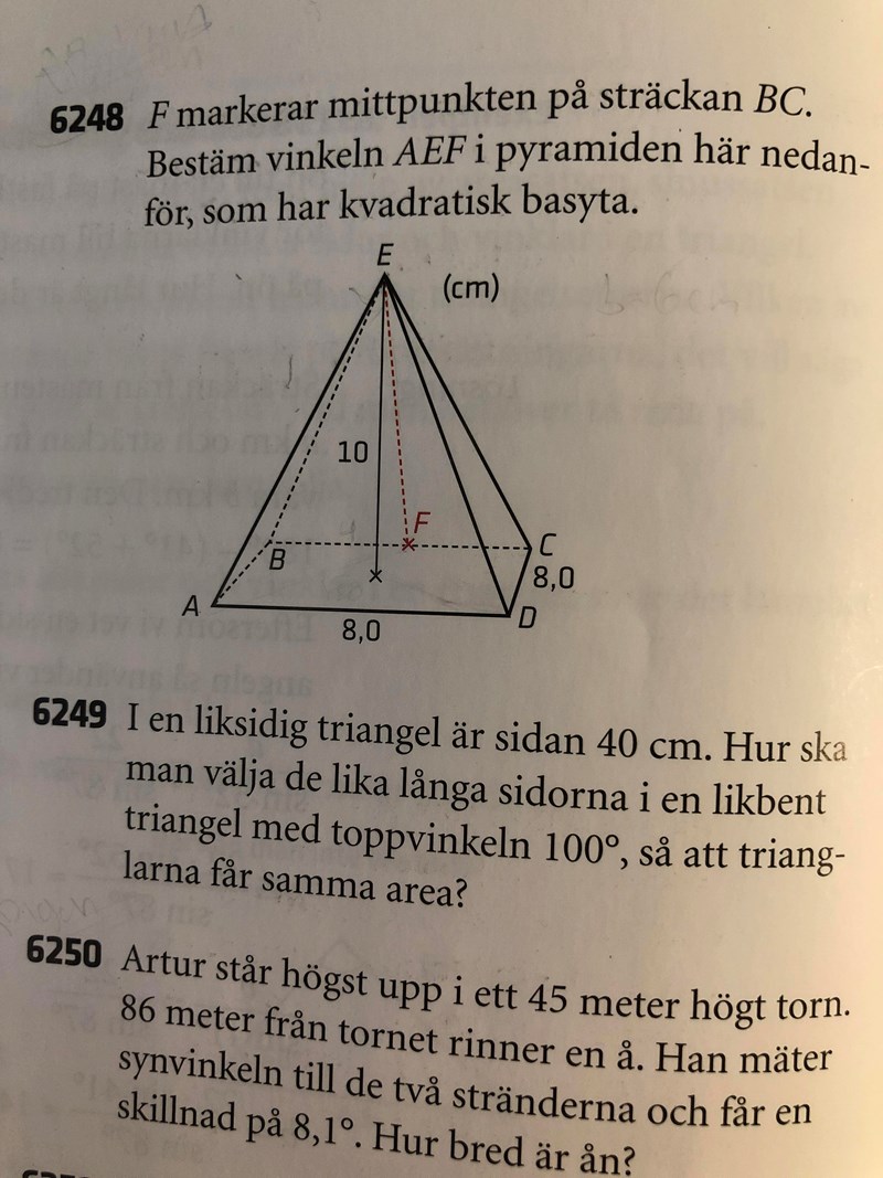 Vinkeln av en triangel i en pyramid (Matematik/Matte 3/Trigonometri ...