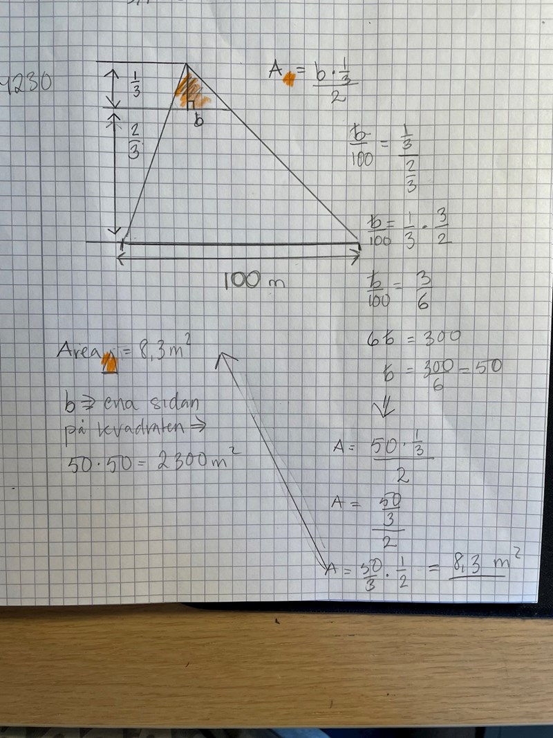 Beräkna arean av en kvadrat i en pyramid (Matematik/Matte 2) – Pluggakuten